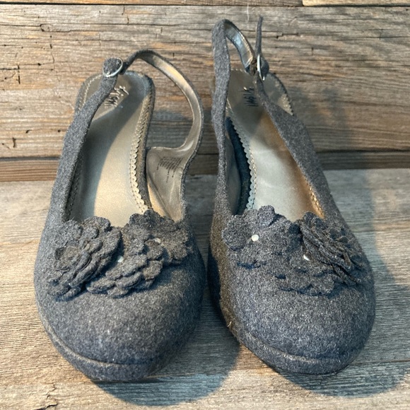 FIONI Clothing | Shoes | Fioni Flower Felt Charcoal High Heels | Poshmark